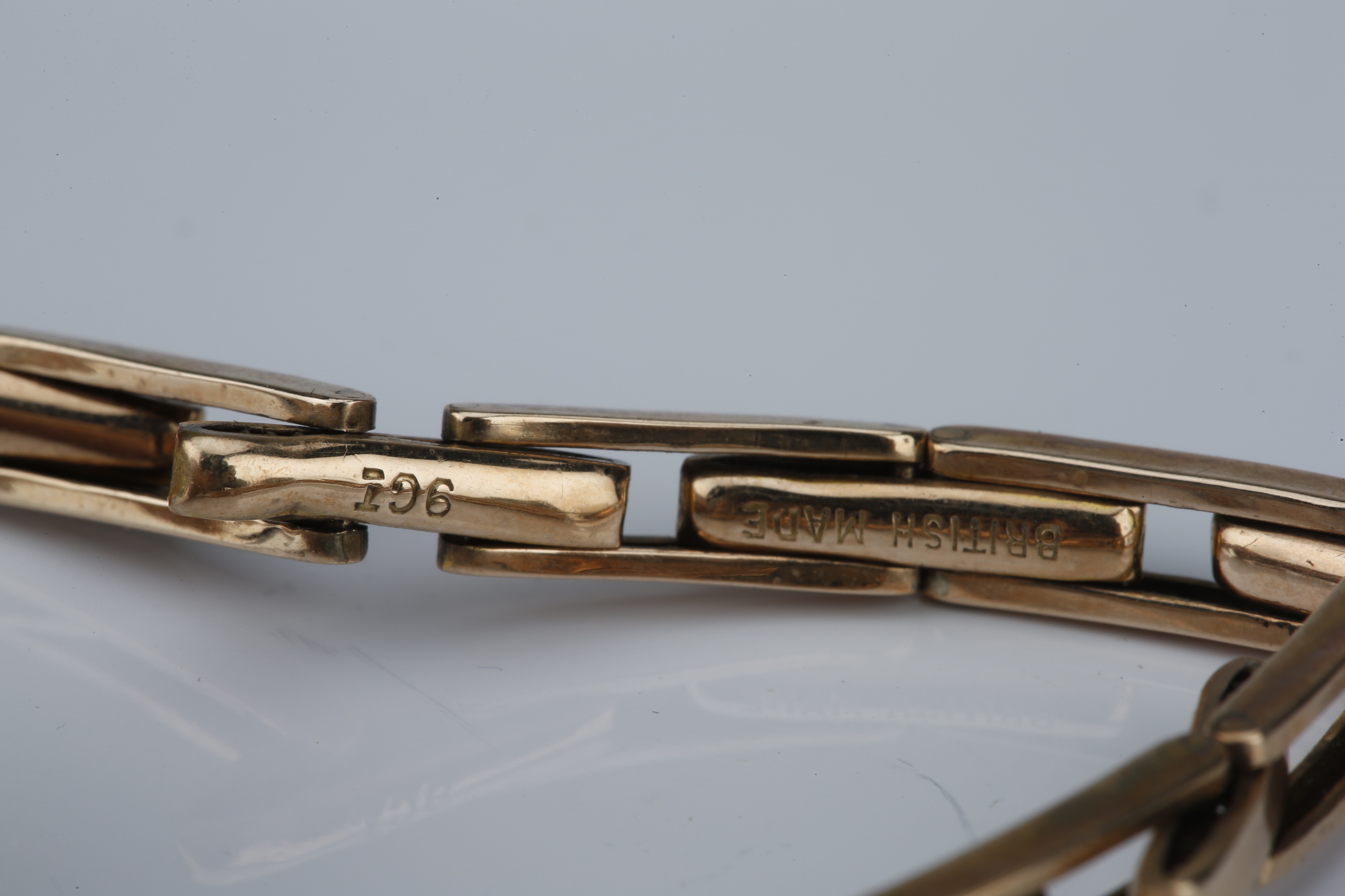 Lot 632 - A 9 ct Gold Art Deco Octagonal Trench Style