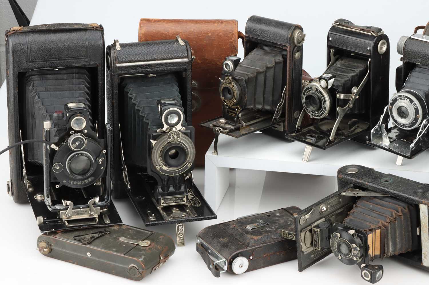 Lot 376 - A Selection of Predominantly 1930s Folding