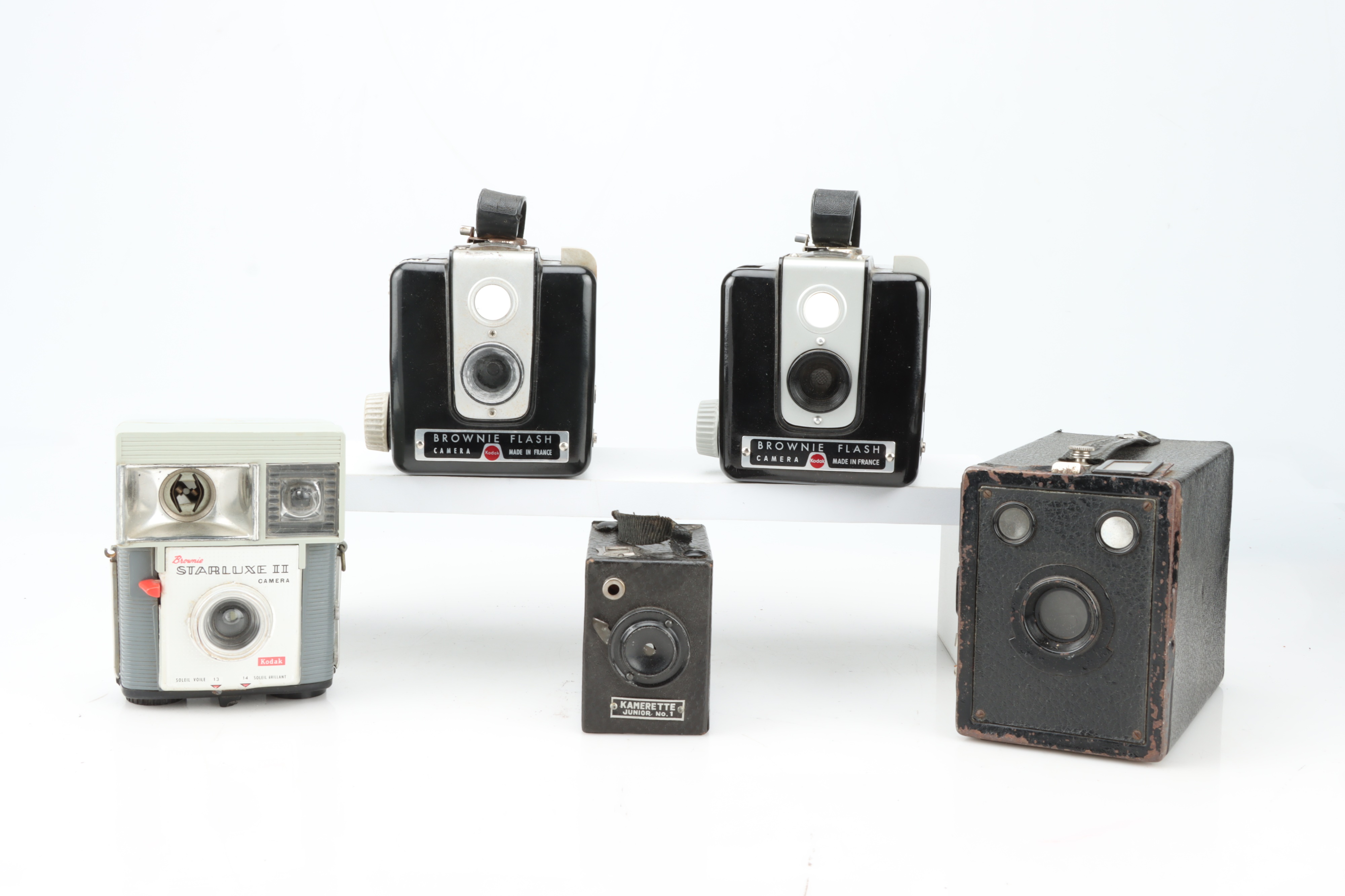 Lot 364 - A Selection of Box Types Cameras,