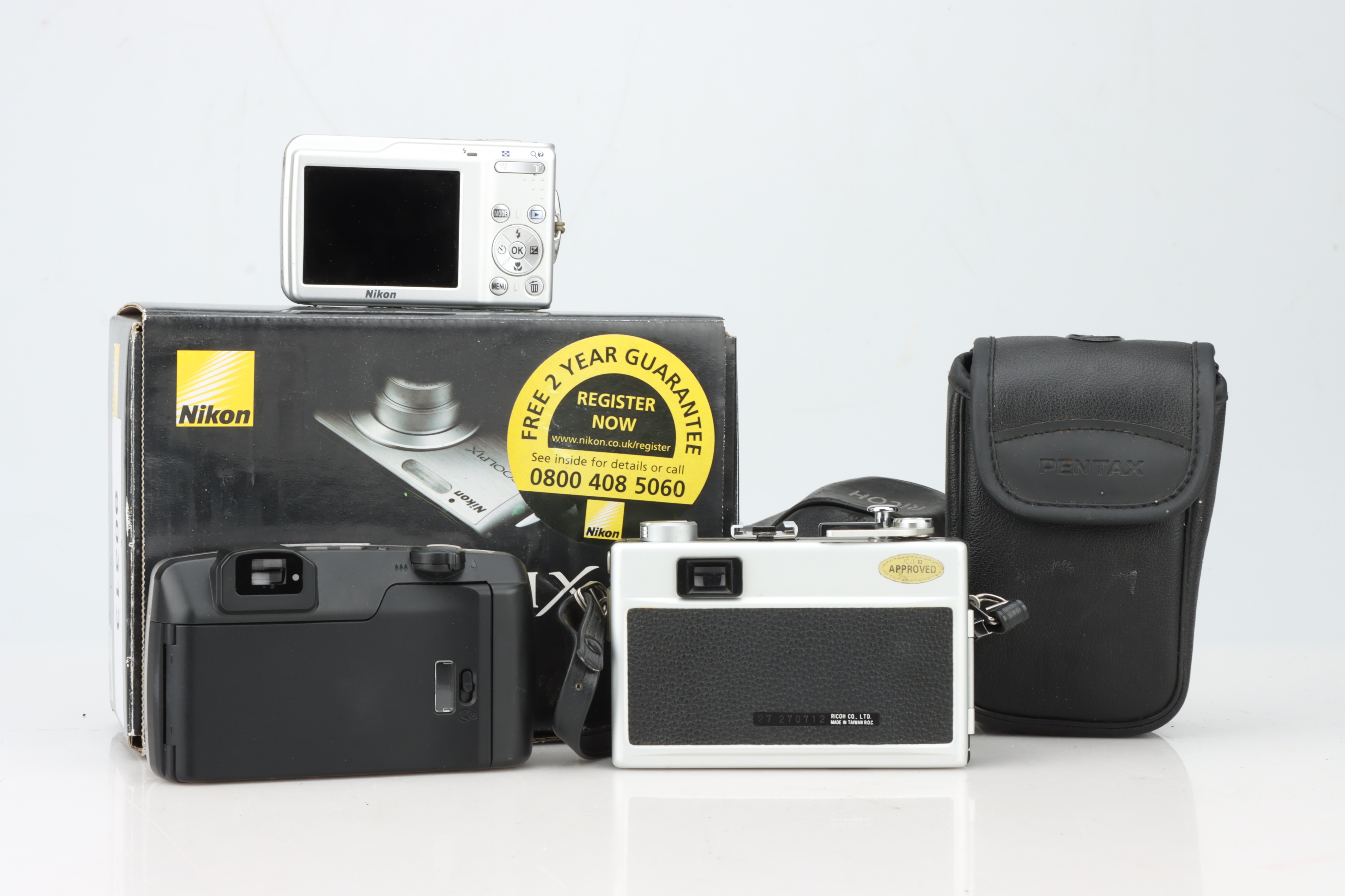 Lot 400 - A Selection of Compact Cameras,