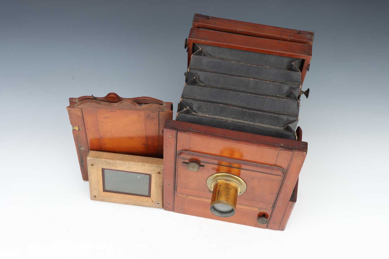 Lot 615 - An Unmarked Half Plate Tailboard Camera,