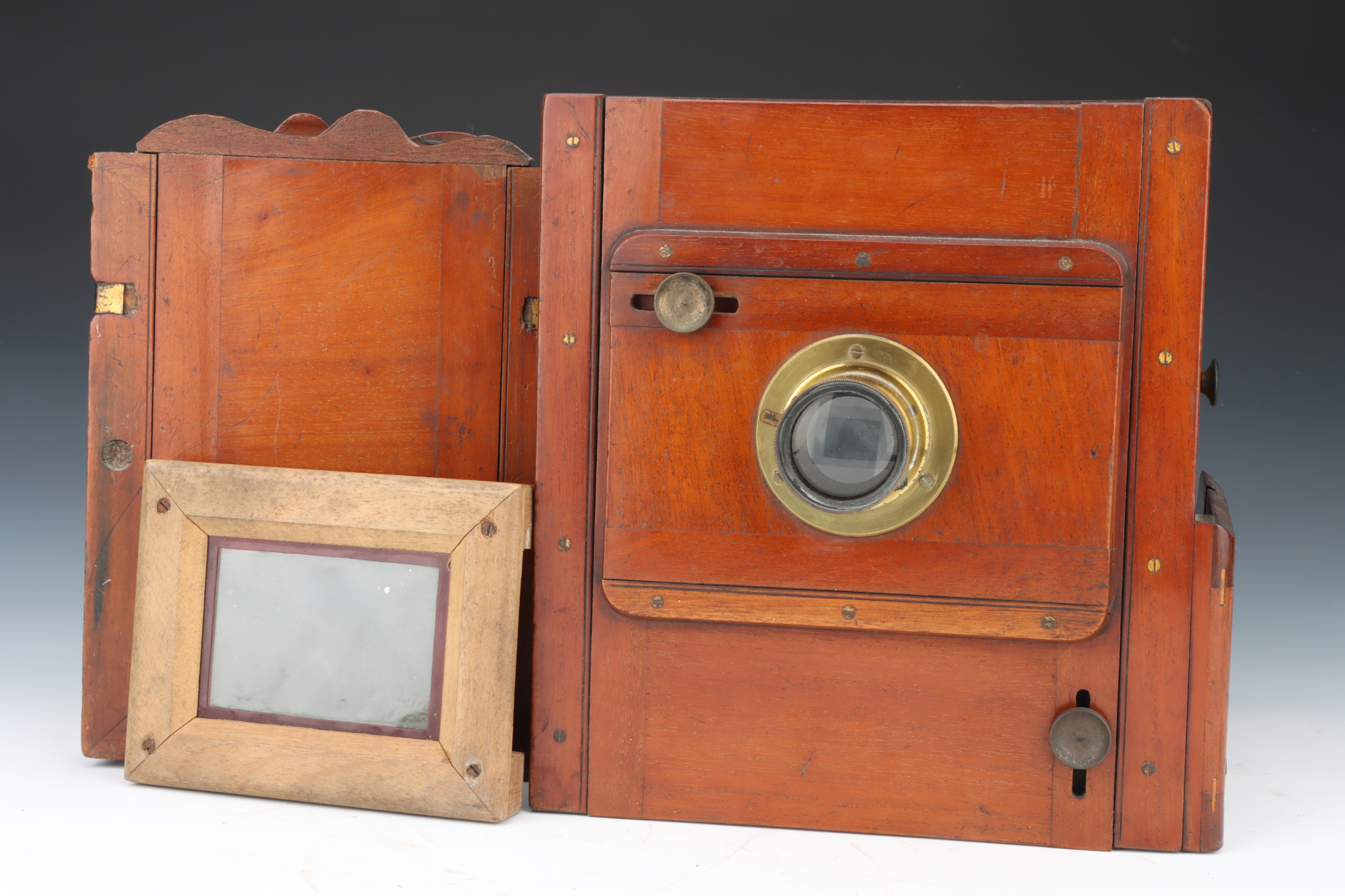 Lot 615 - An Unmarked Half Plate Tailboard Camera,