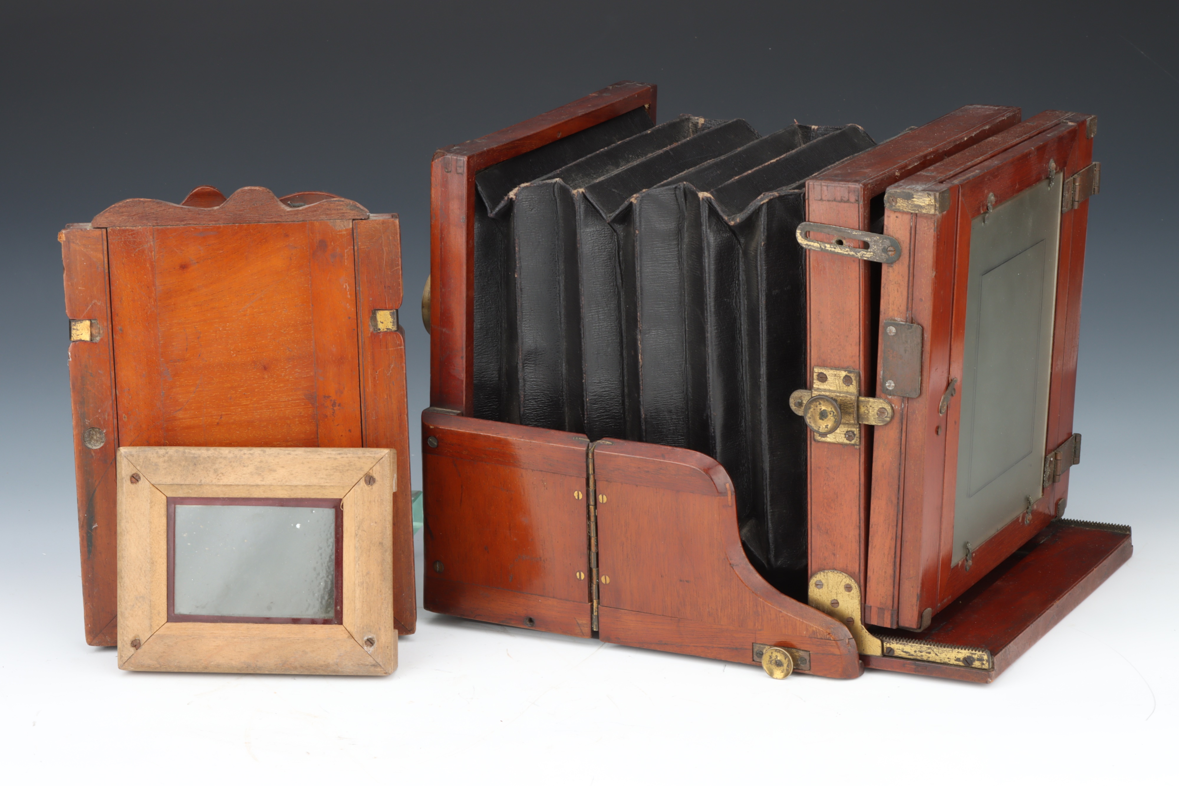 Lot 615 - An Unmarked Half Plate Tailboard Camera,