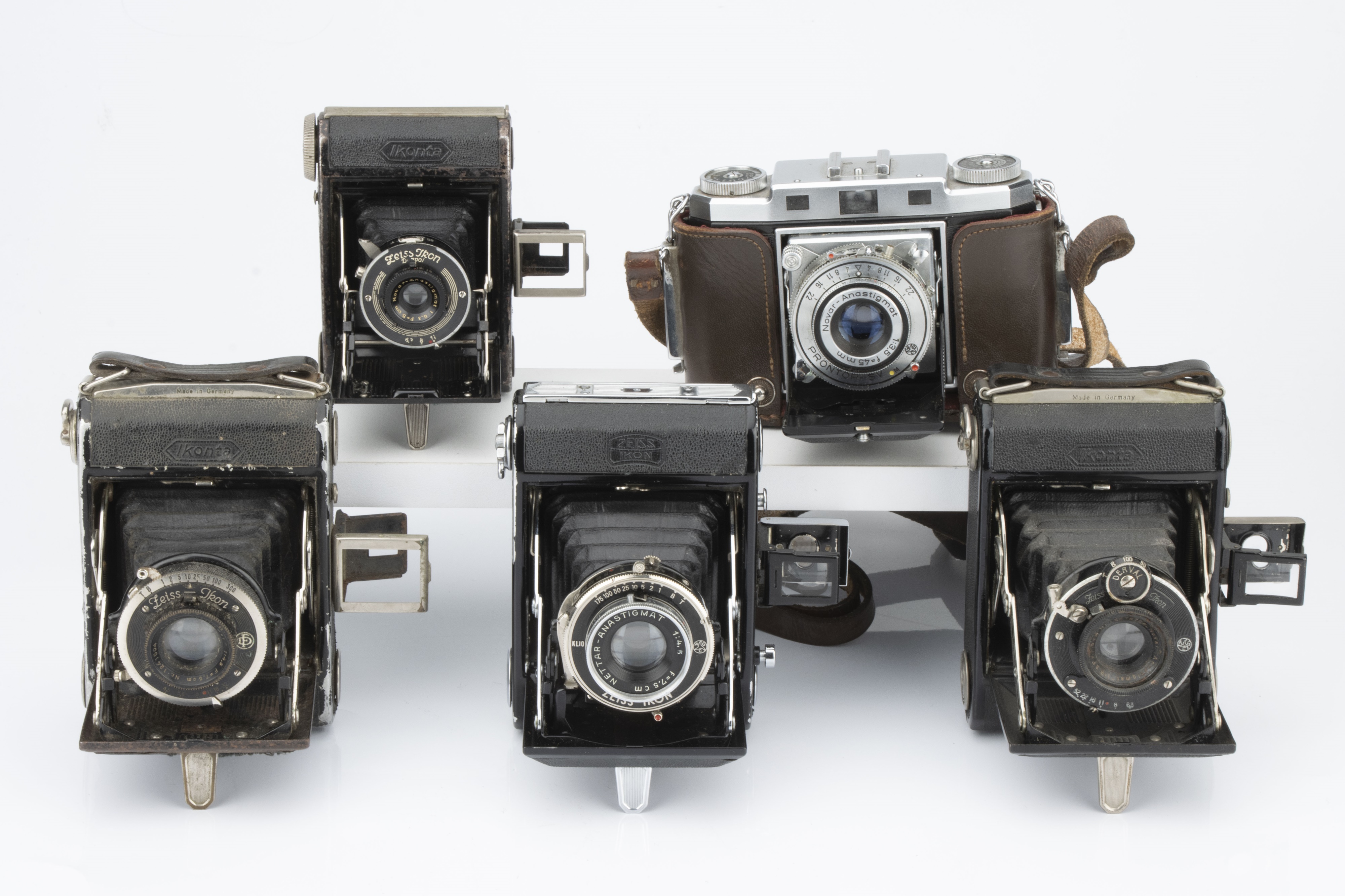 Lot 828 - A Selection of Zeiss Ikon Cameras,