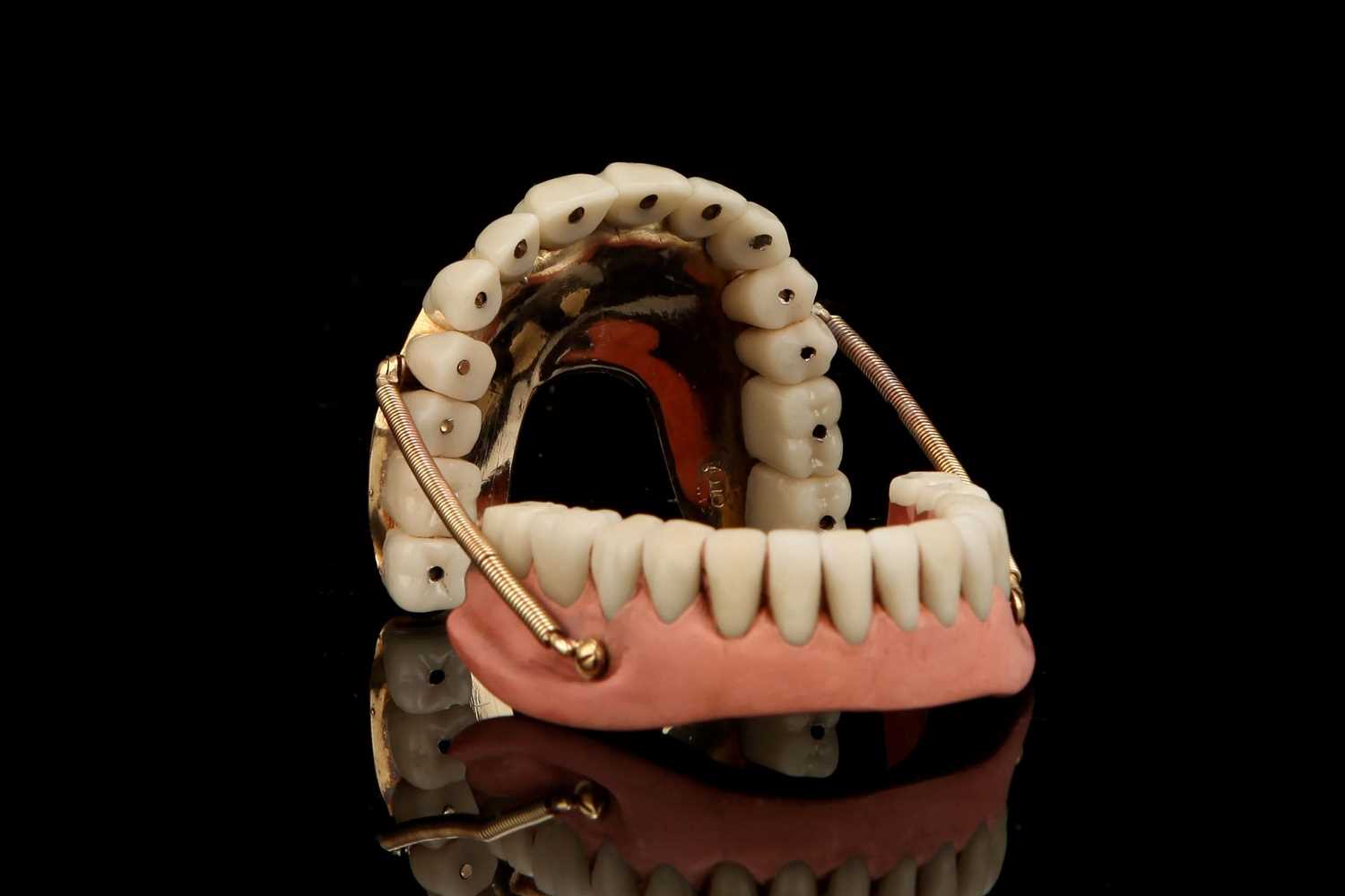 Lot 181 - A Complete Set of Sprung Dentures in Gold