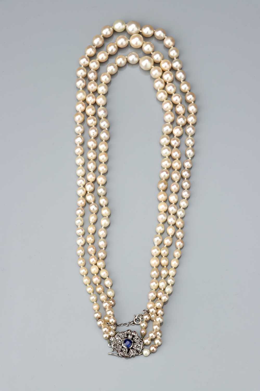 Lot 139 - An Art Deco Three String Pearl Choker,