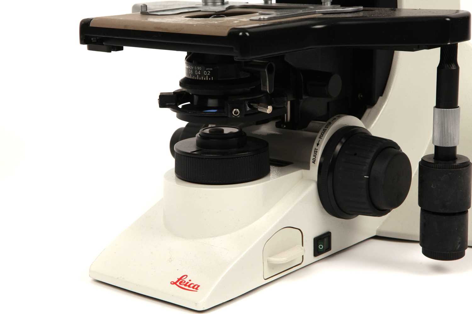 Lot 28 - A Modern Leica DM2000 Microscope,