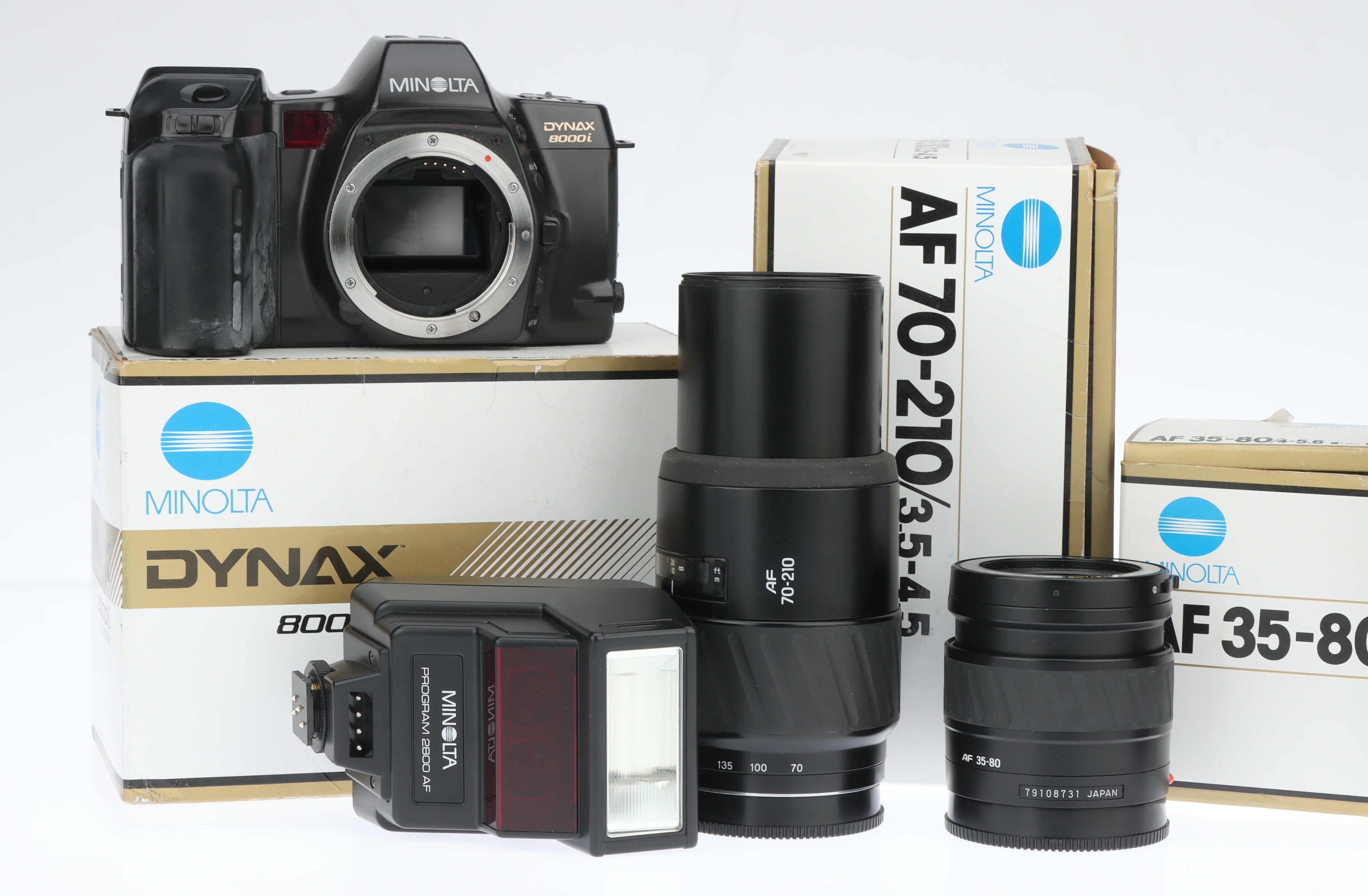Lot 605 - A Minolta Dynax 8000i 35mm SLR Outfit,