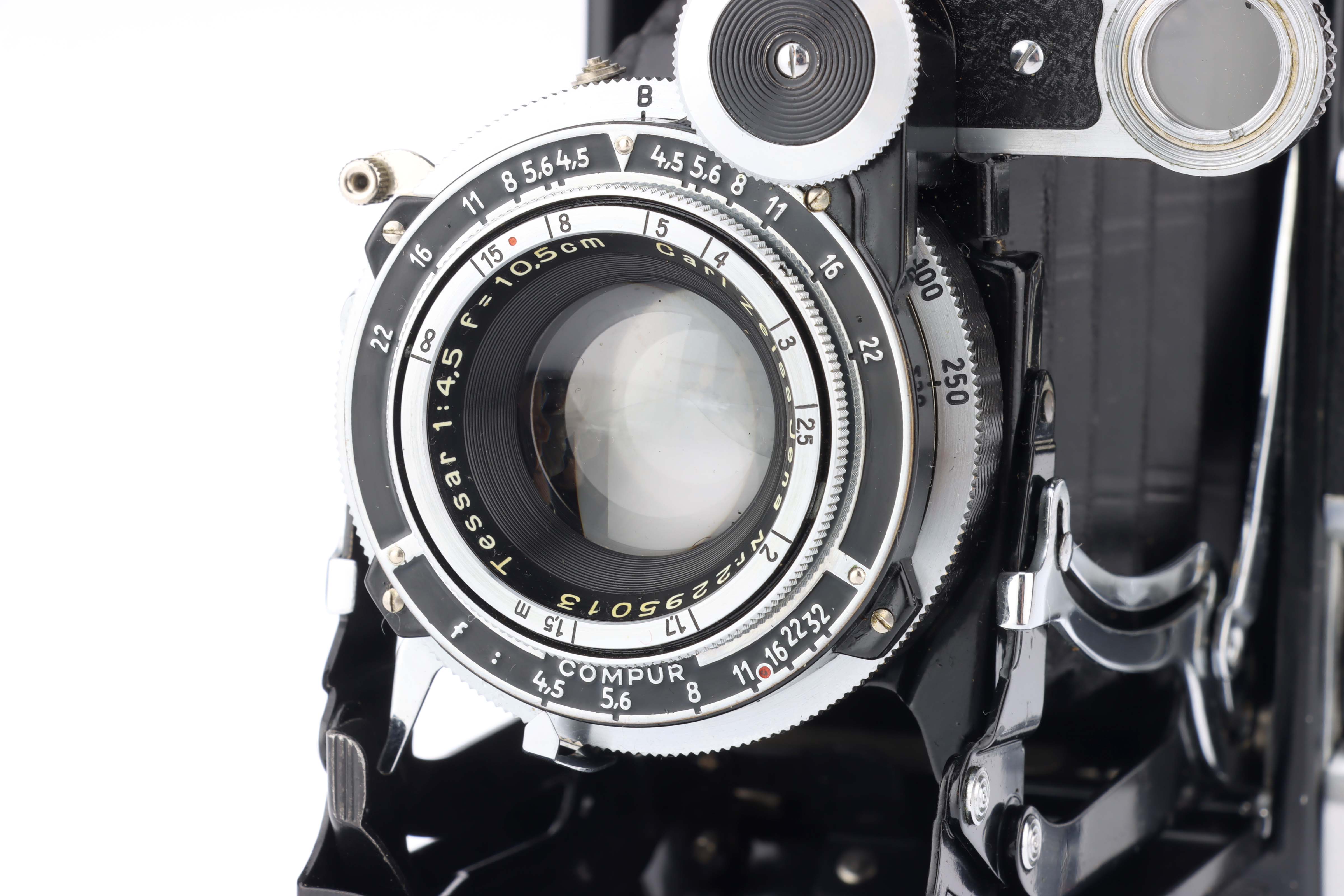 Lot 307 - A Zeiss Ikon Super Ikonta 531/2 6 x 9cm