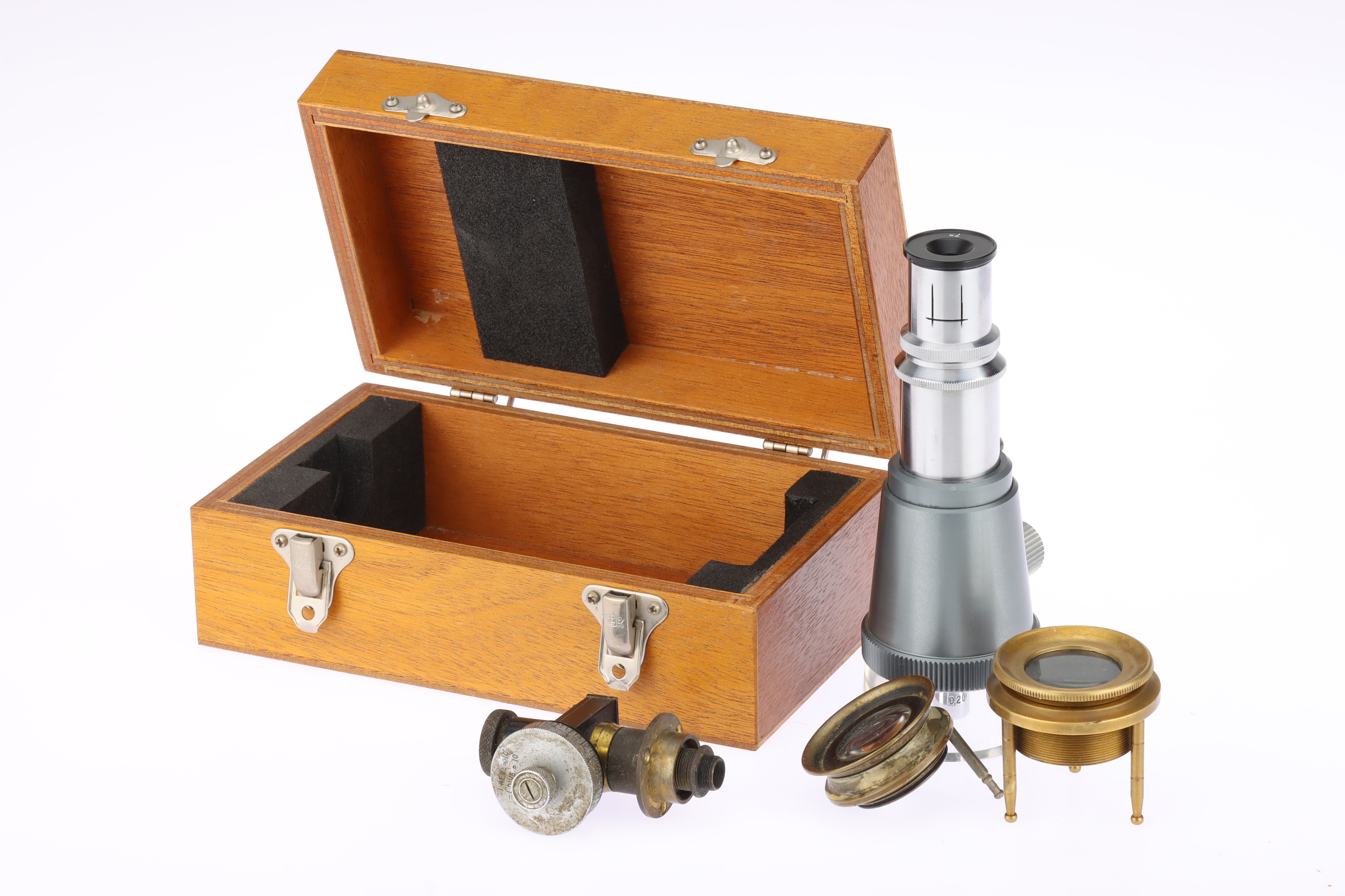 Lot 714 - A Mixed Selection of Magnifying Devices,