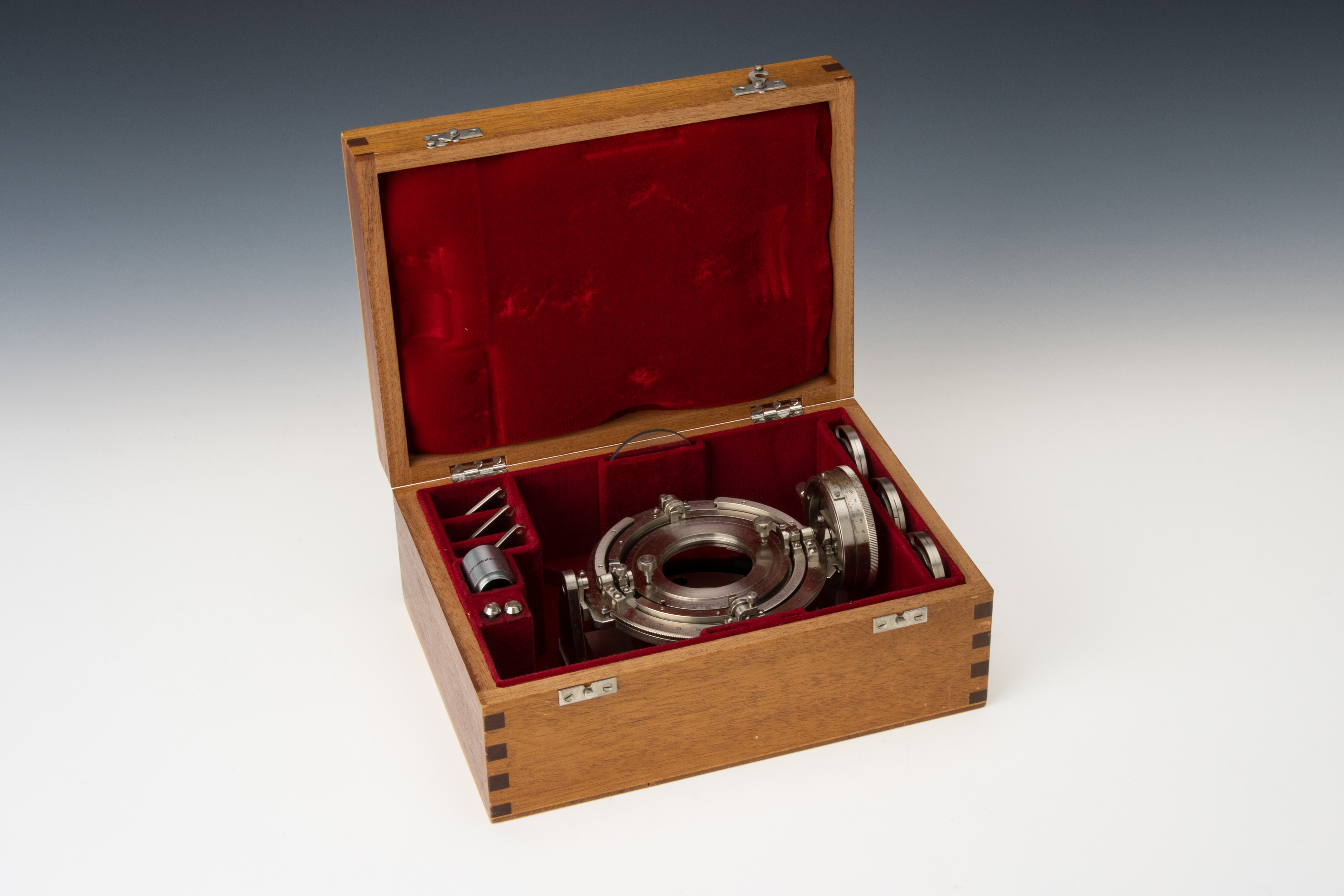 Lot 114 - Leitz Wetzlar UT-5 Universal Rotary Stage