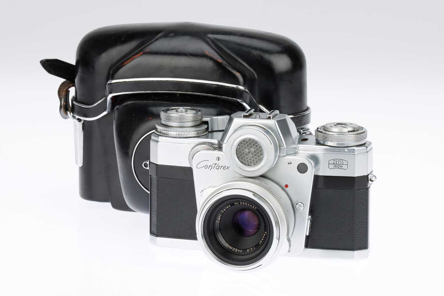 Lot 128 - A Zeiss Ikon Contarex "Bulls-Eye" 35mm SLR