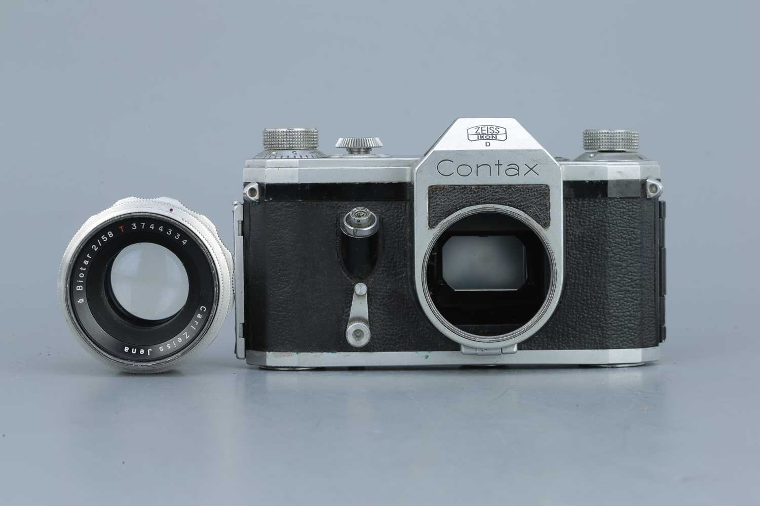 Lot 389 - A Zeiss Ikon Contax D SLR Camera,