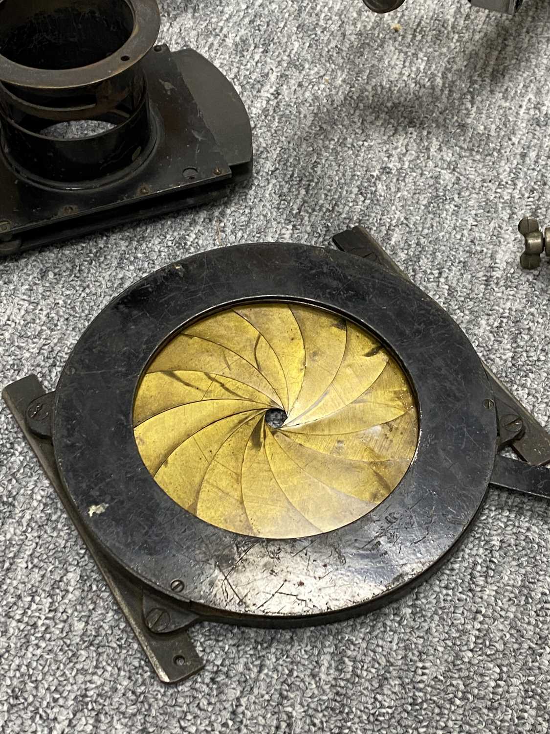 Lot 321 - A Bell & Howell 2709 35mm Hand Crank Cine