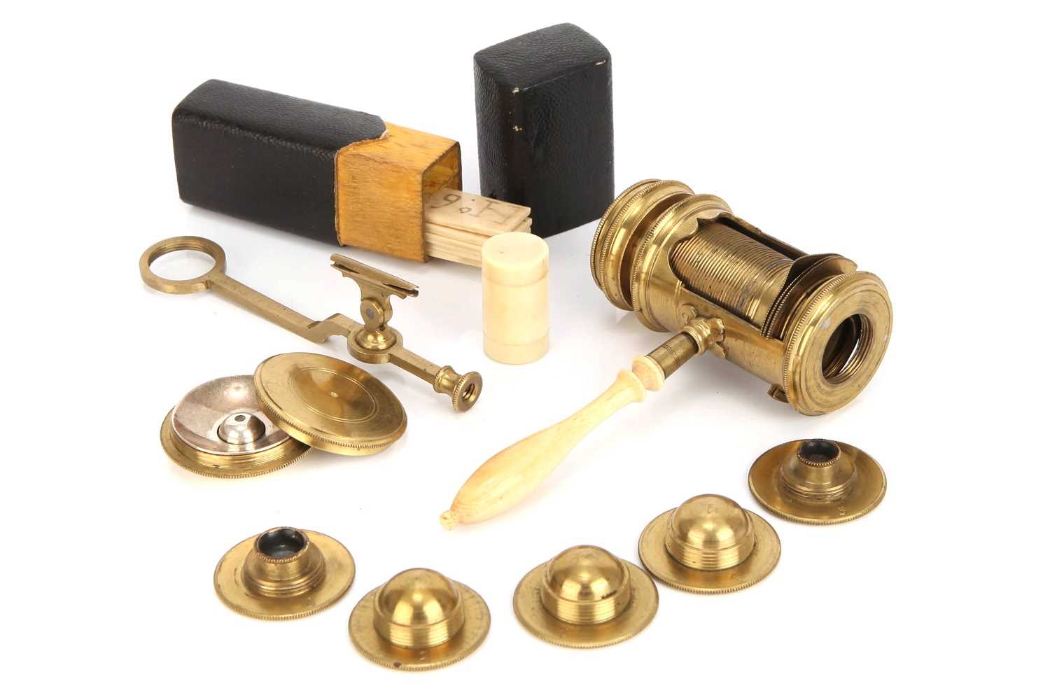 Lot 32 - A Screw-Barrel Microscope Compendium,